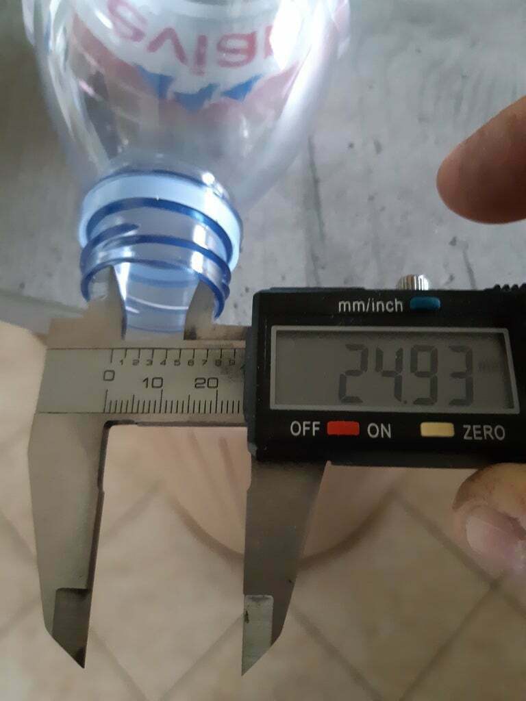 Free STL file watering spike / pointe arrosage bouteille evian・3D print ...