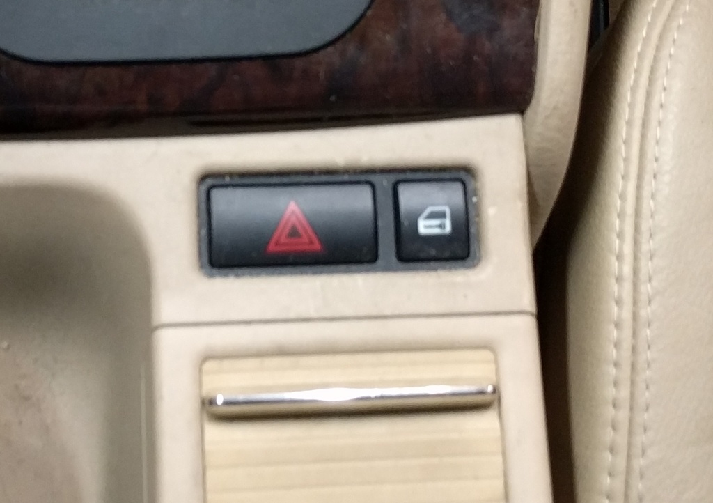 Free 3D file hazard / lock button cover for BMW E46 3 series・3D ...