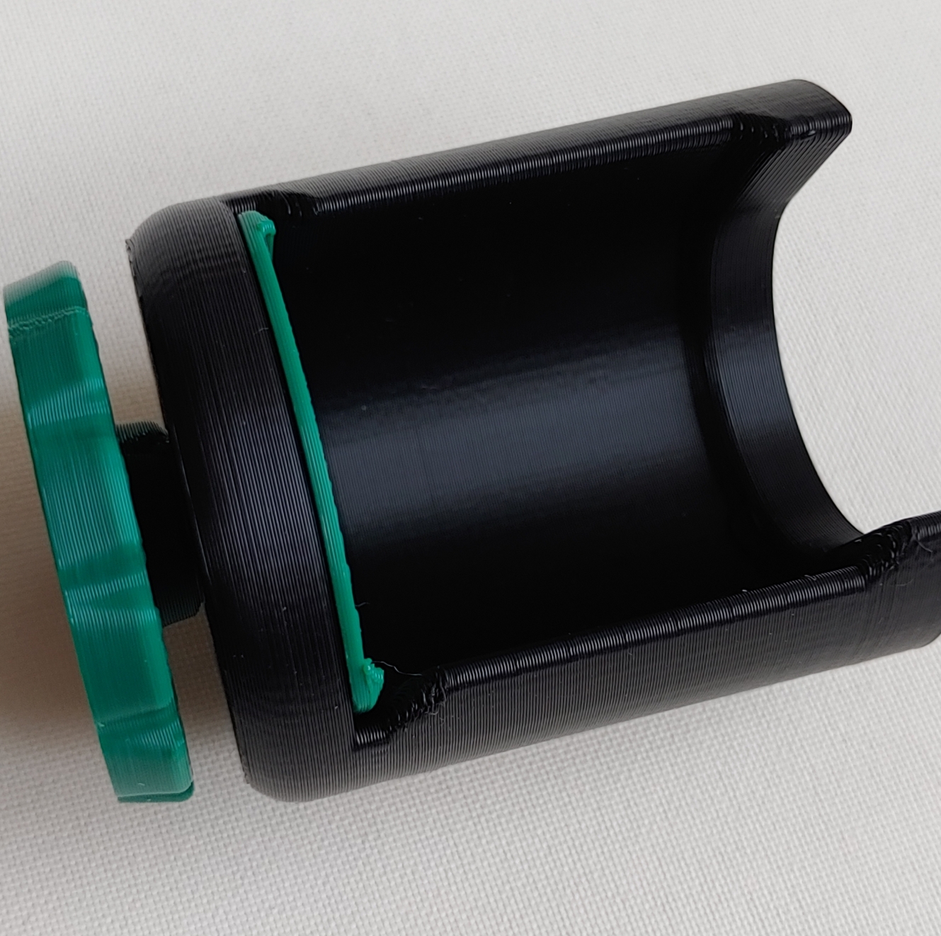 Free STL file Flaska Glass bottle Closer (twisted water/structured ...