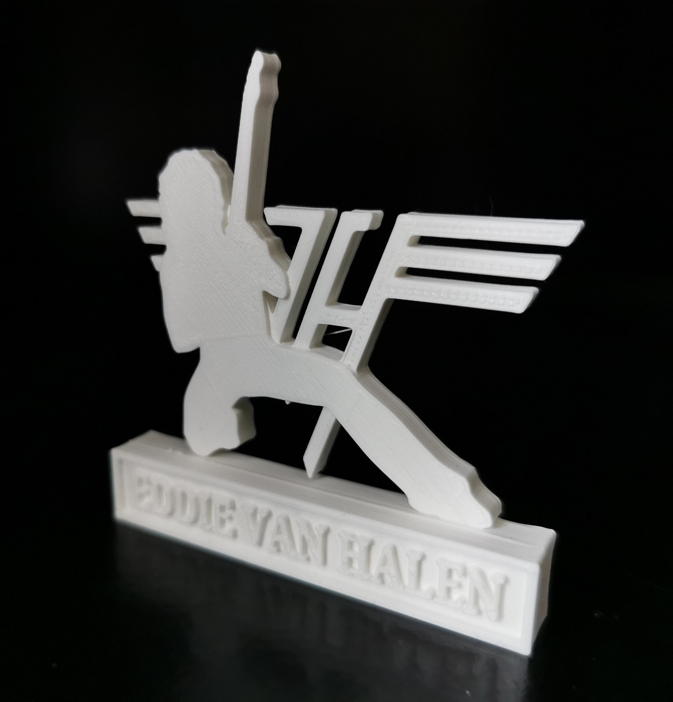 Fichier STL gratuit La statue d'Eddie van Halen・Objet imprimable en 3D ...