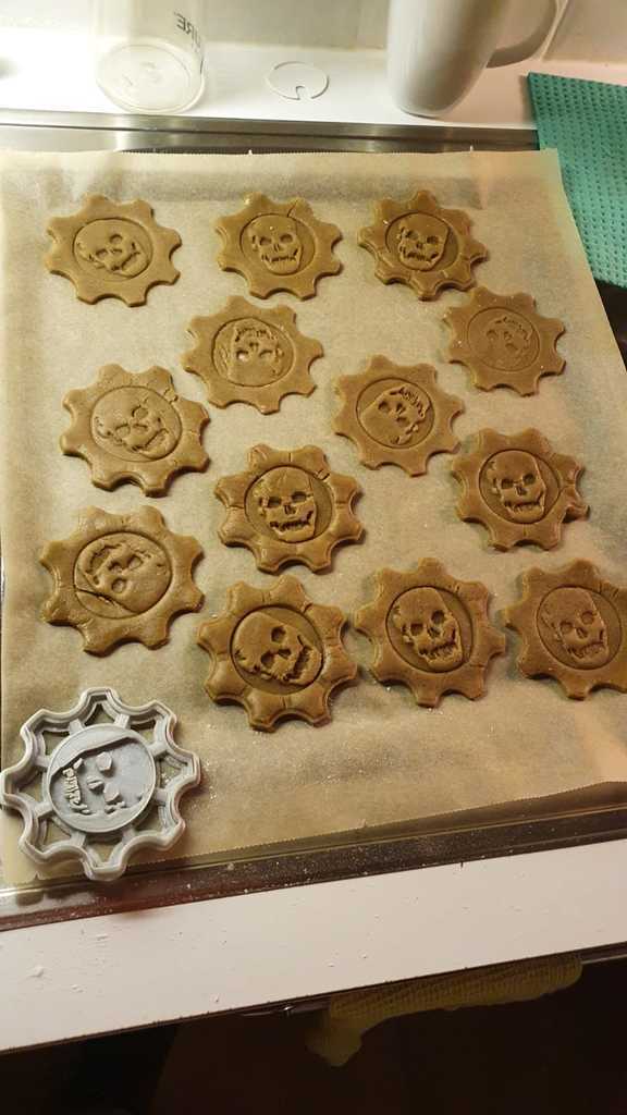 Free STL file Gingerbread Cookie Cutter - Gears of war style 🍪・3D ...