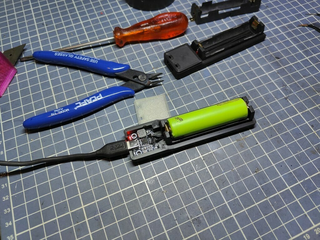 Free 3D file 18650 fast charge 🧑‍🔧・Object to download and to 3D print・Cults