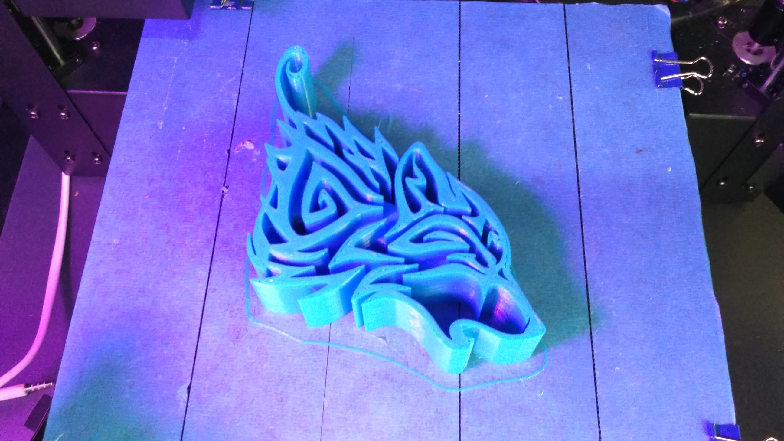 STL file WOLF PHONE HOLDER FOR 3D PRINTING・3D printable model to ...