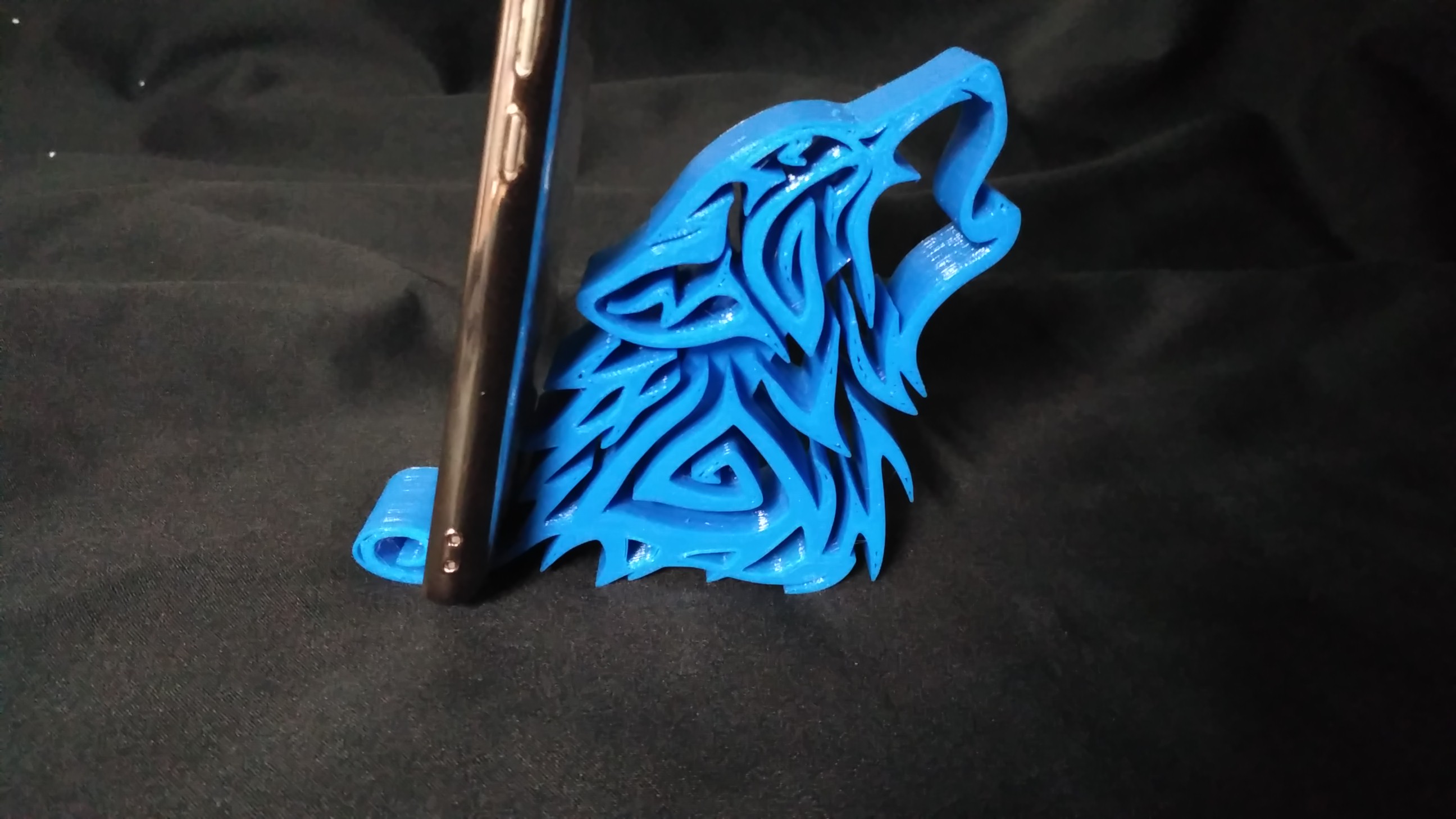 STL file WOLF PHONE HOLDER FOR 3D PRINTING・3D printable model to ...