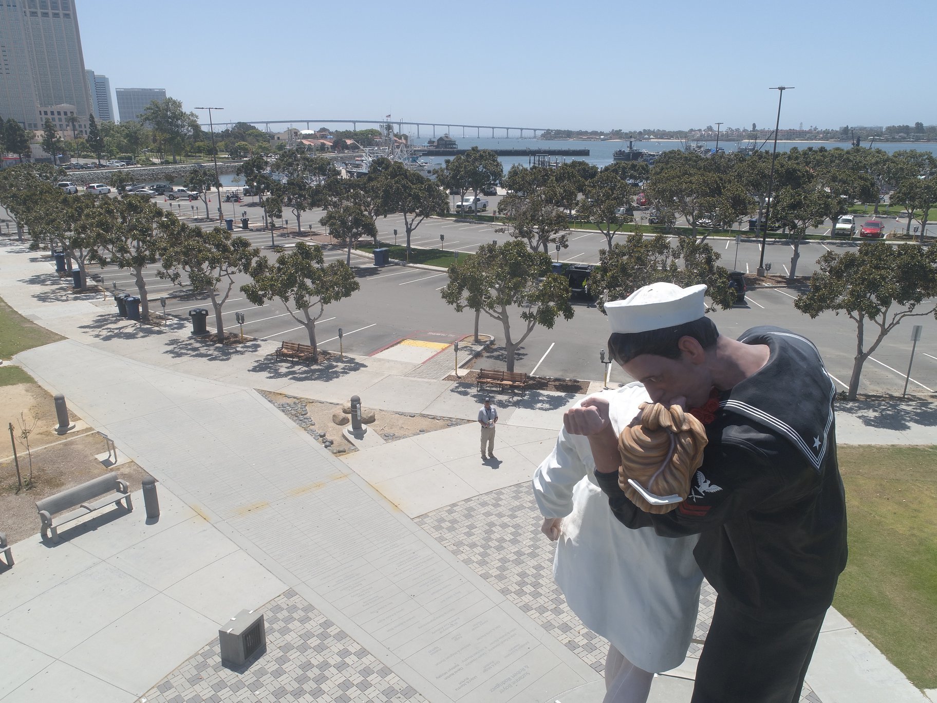 Free GCODE file Unconditional Surrender Kissing Statue・Model to ...