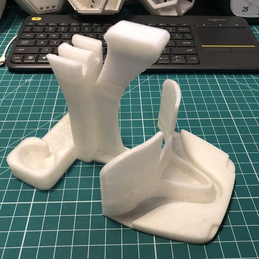 3D printer Oculus Quest stand with carrying handle for easy relocation ...
