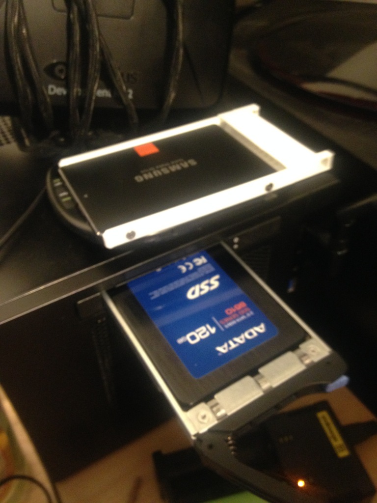 Free 3D file ssd hdd slide in tray 2.5"・3D printing idea to download・Cults