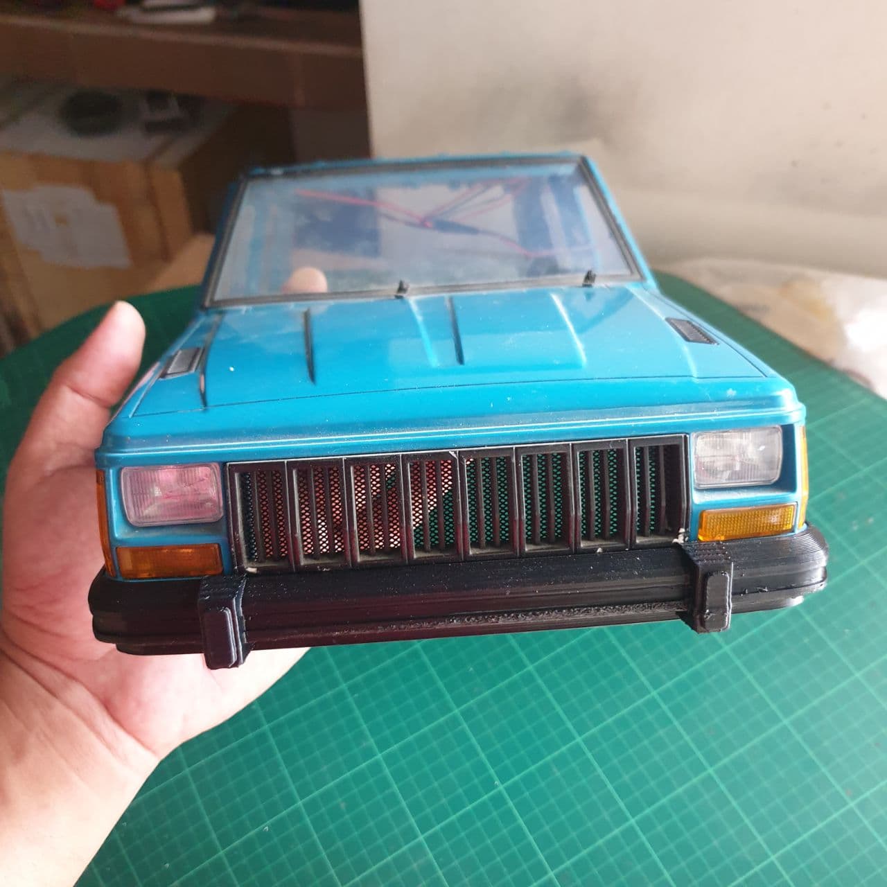 STL file FRONT BUMPER FOR BODY CHEROKEE XJ 1/10 VERSION 2・3D printing ...