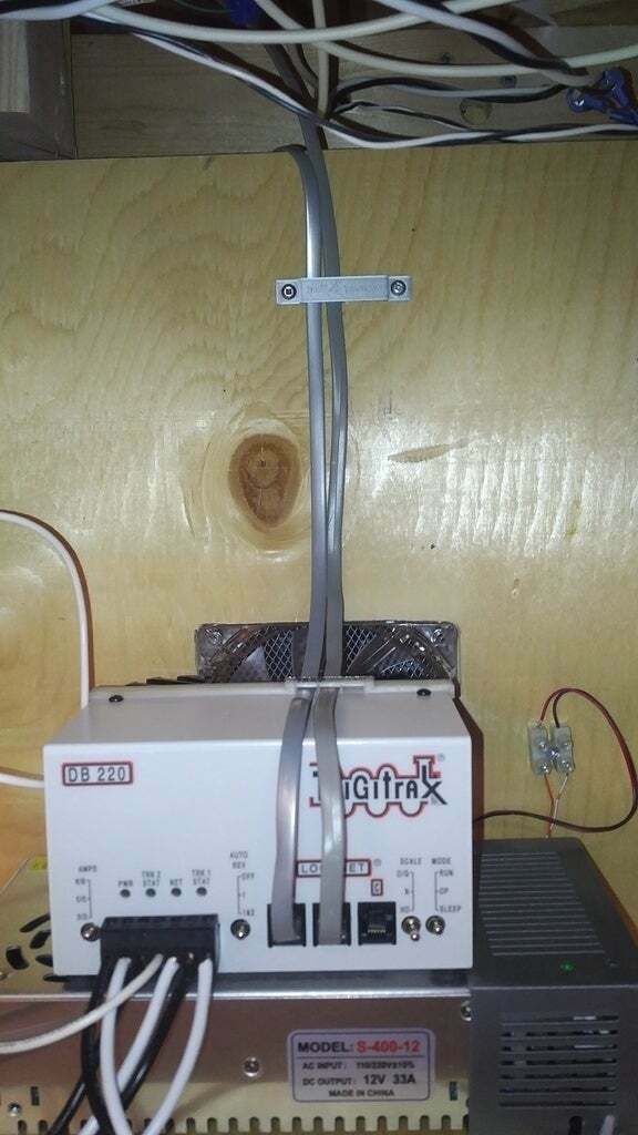 Free STL file Digitrax DCS240 / DB220 Loconet Cable Clip・3D printing template to download・Cults