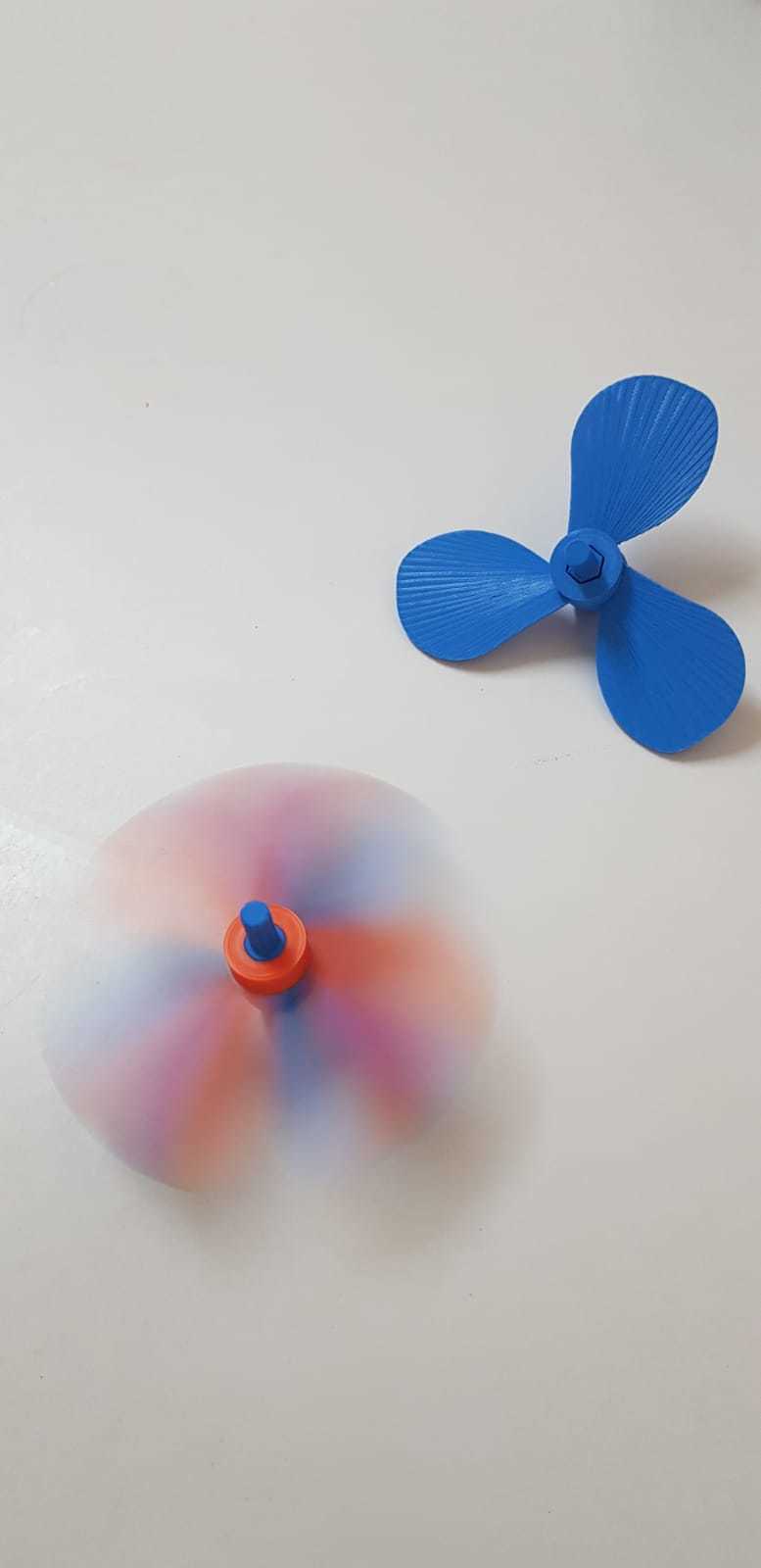 Free 3D file SPINNING TOP FAN 🔝・3D printable model to download・Cults