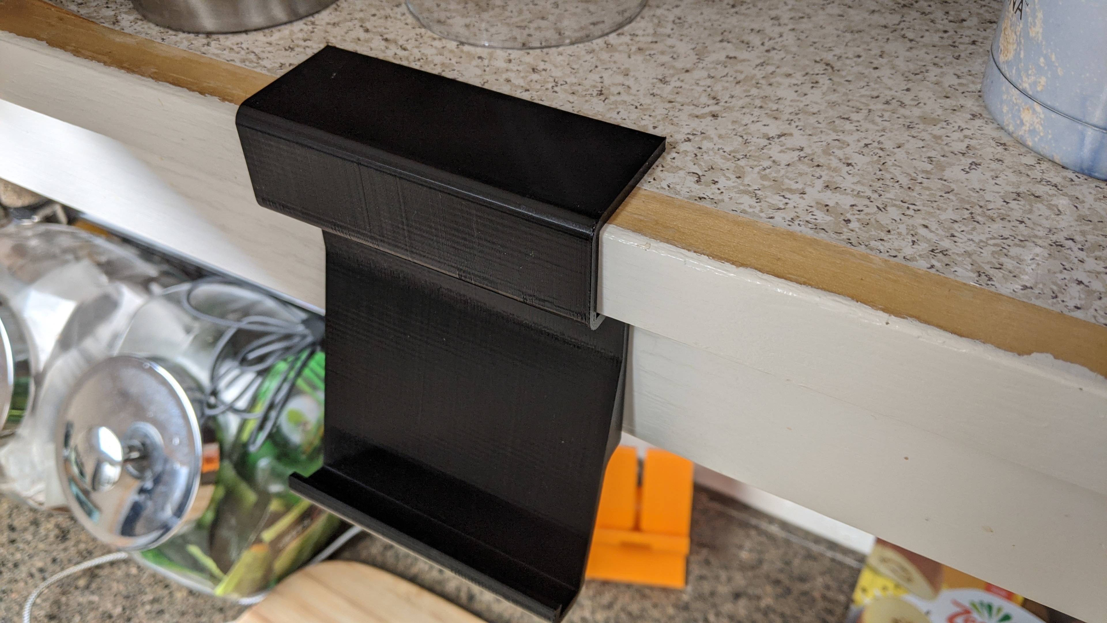 Free STL file Kitchen Cabinet phone holder 🔪・3D print design to ...