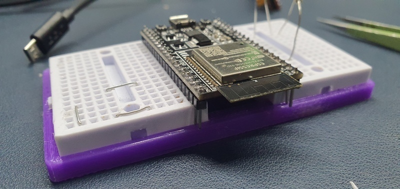 Archivo 3D gratis Breadboard fixture para esp32 dev kit V4・Plan de ...