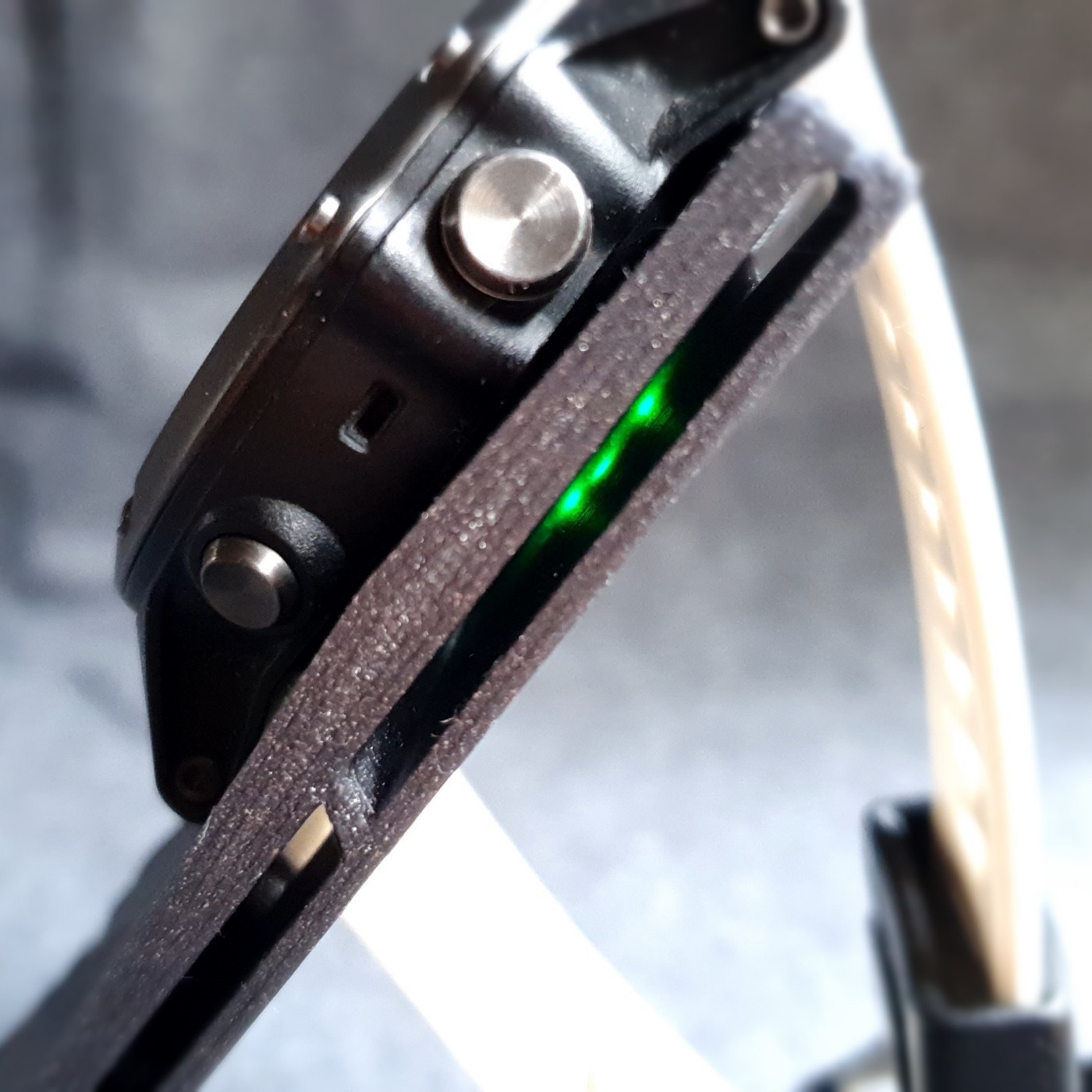 STL file GARMIN FENIX 3HR DESKTOP STAND・3D printing model to download・Cults