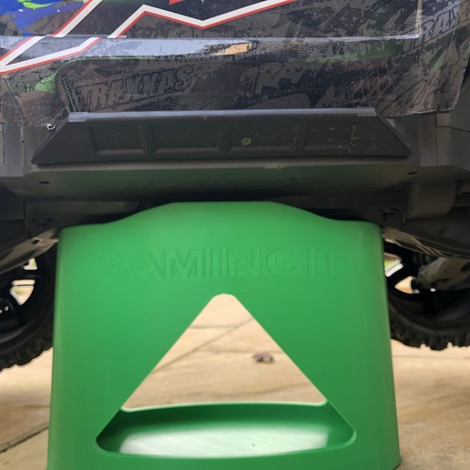 Download STL file TRAXXAS XMAXX STAND WITH INTEGRATED PARTS TRAY ...