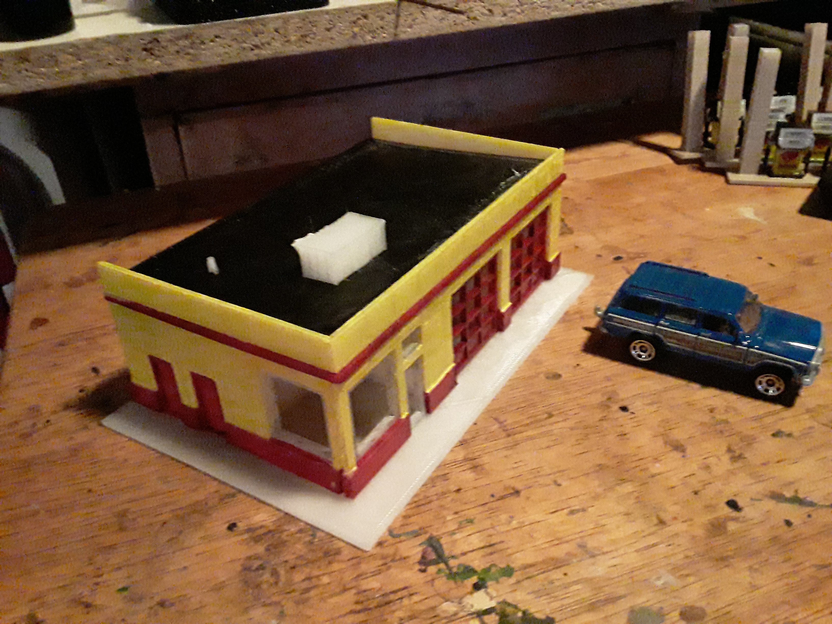 Работа HO Scale Service Station with Opening Doors с возможностью ...