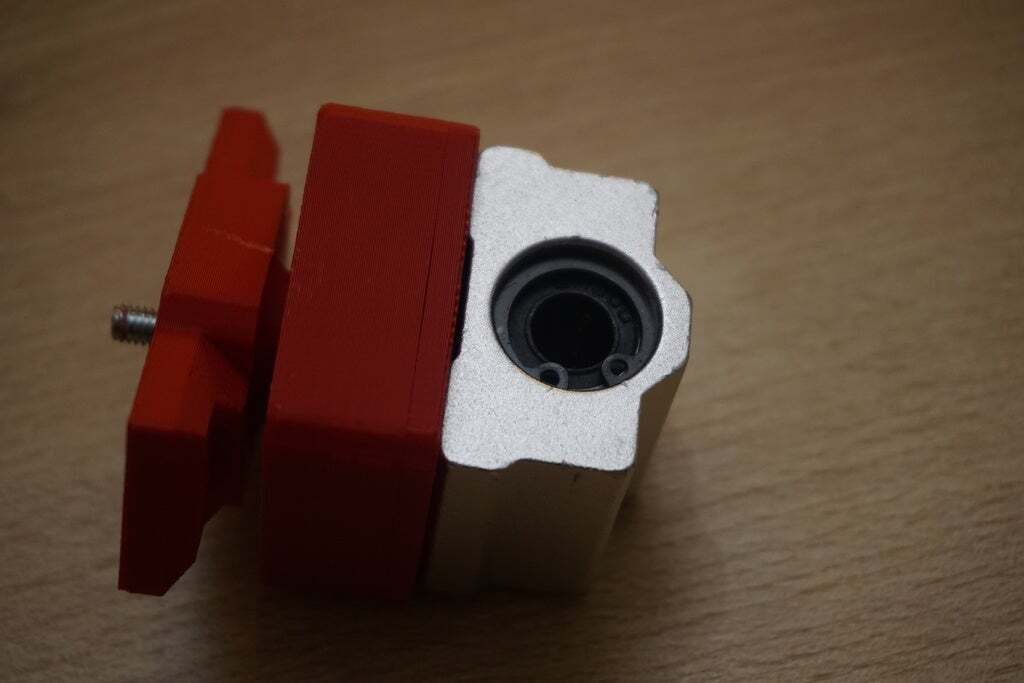 Free STL file 2020 profile 608ZZ rotating mount for 8mm linear slide ...