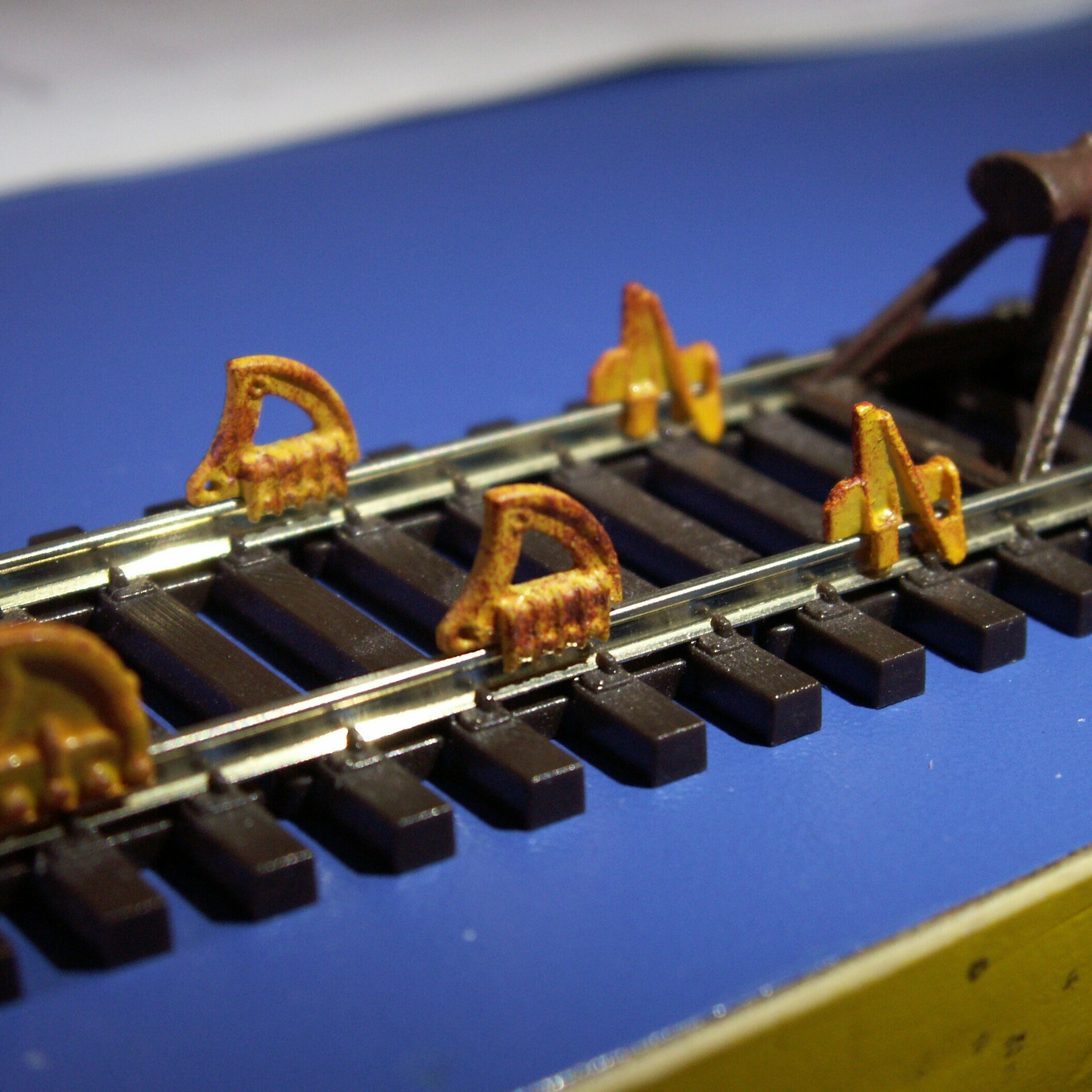 STL file HO Scale Derailers, Wheel Stops and Track Bumper 🛞・Model to ...