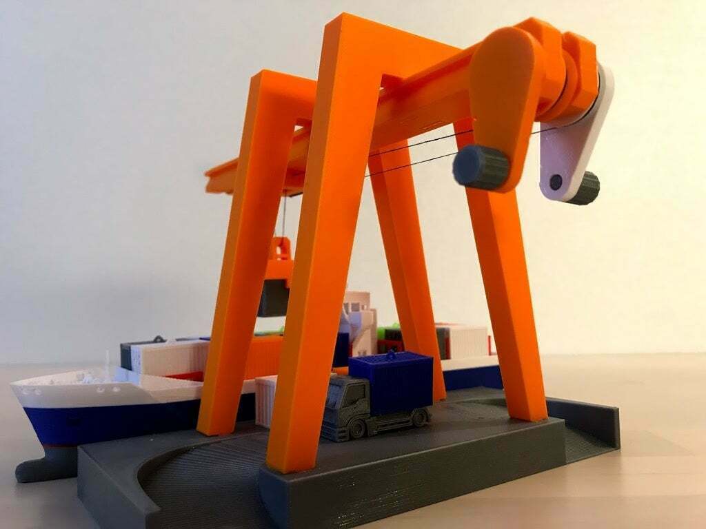 Free STL file Toy Crane for EMMA by vandragon_de 🏗️・Model to download ...
