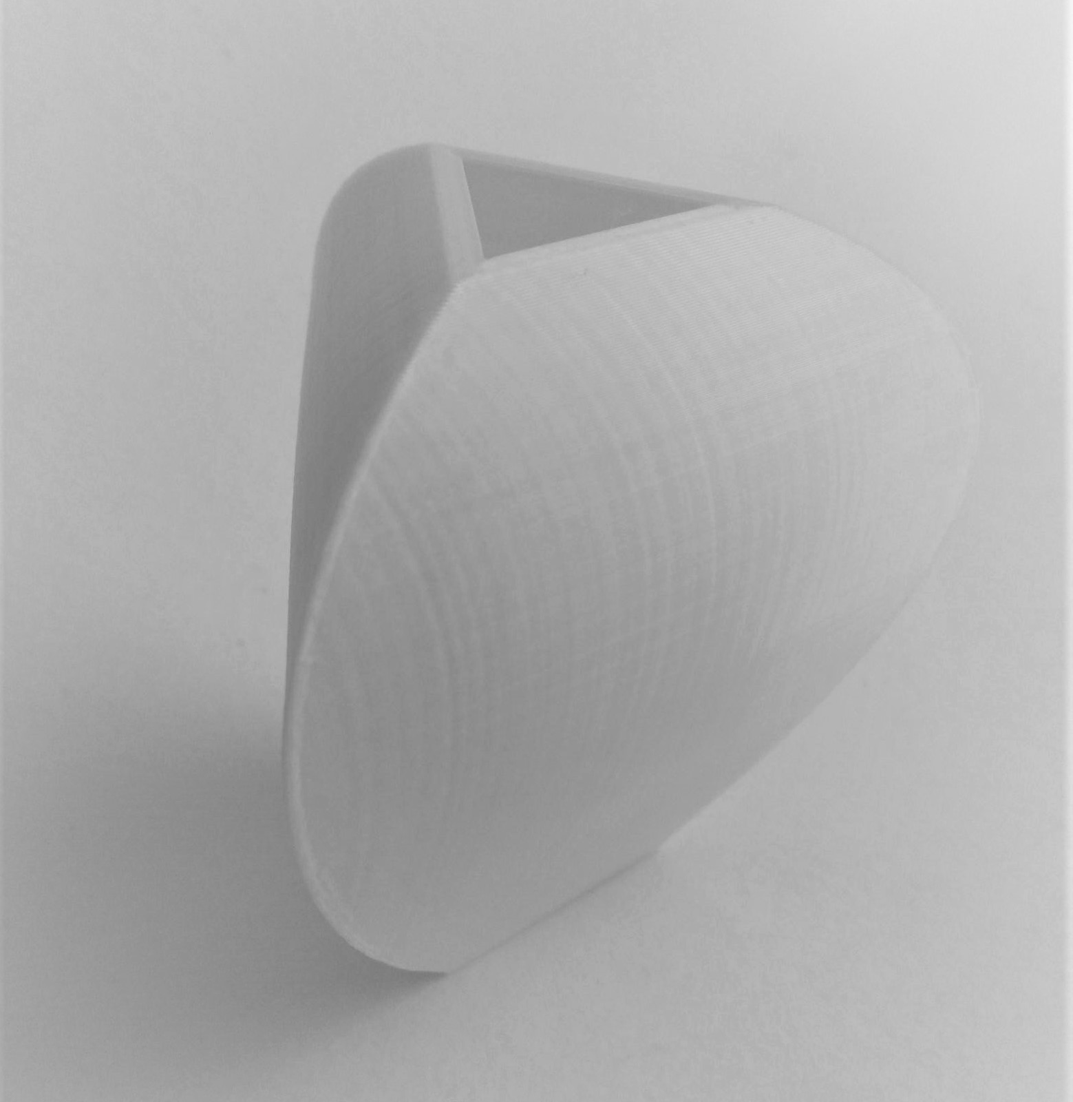 Archivo STL gratis Recipiente triangular 🌺・Objeto para impresora 3D ...