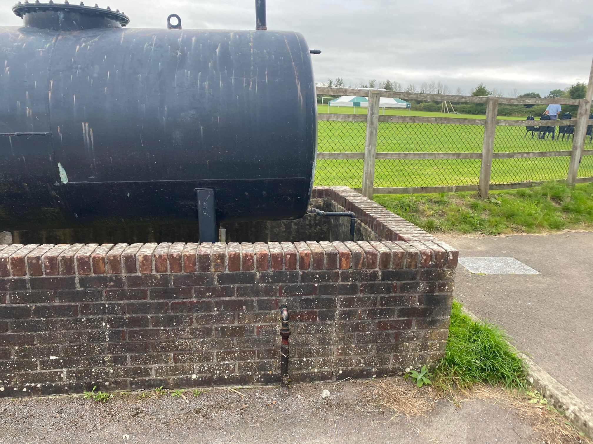 STL file Model Railway Oil Tank with Brick Bund 🛤️・3D print design to ...