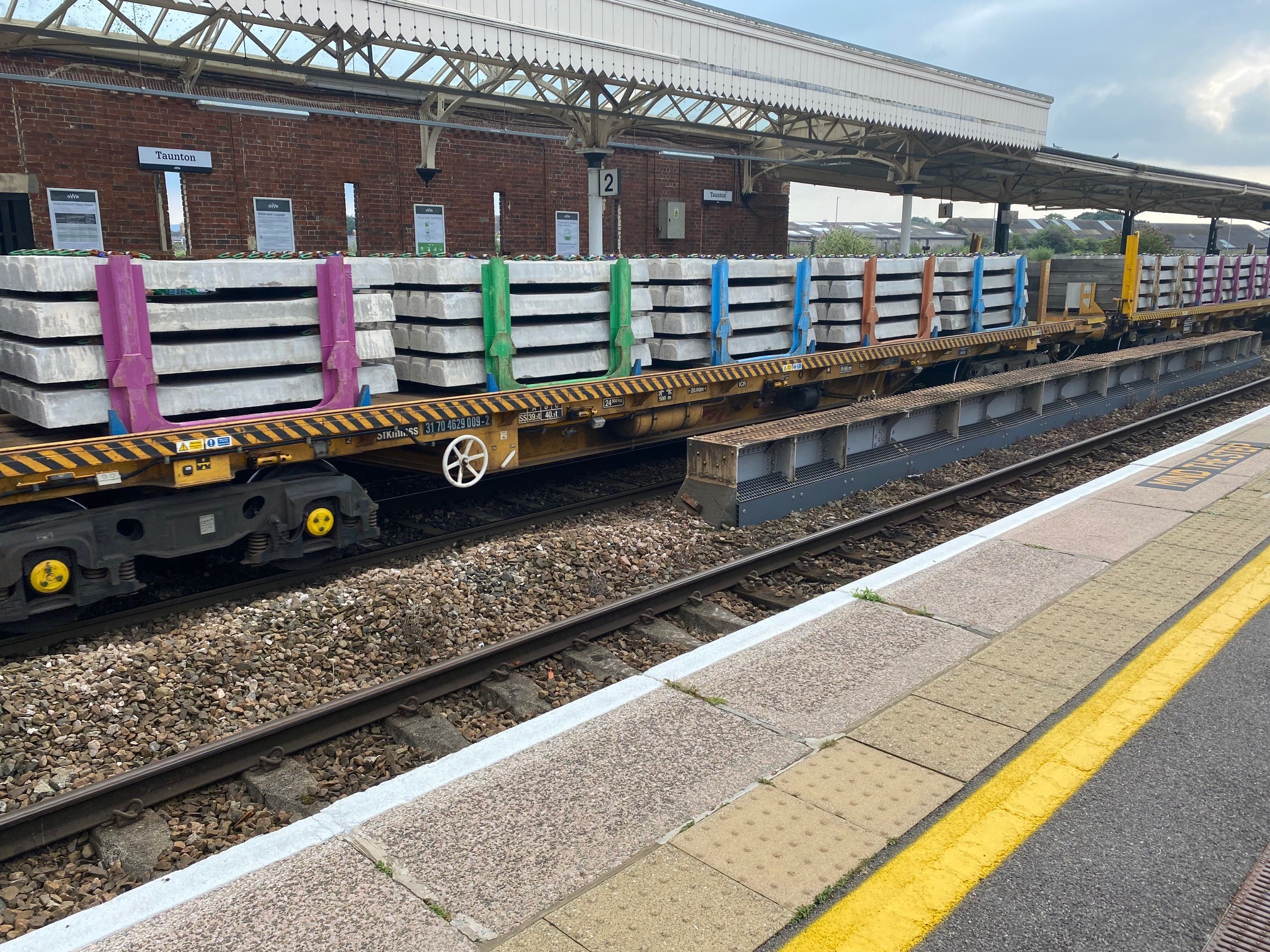 STL file Model Railway Concrete Sleepers in Transportation Frame 🛤️・3D ...