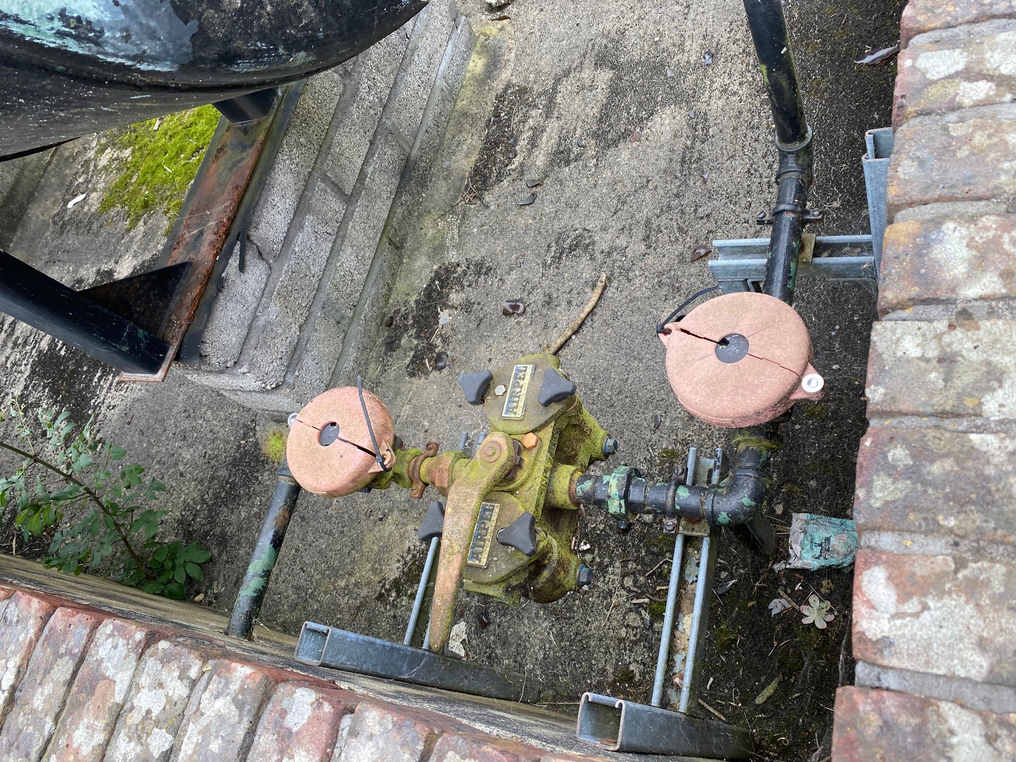 STL file Model Railway Oil Tank with Brick Bund 🛤️・3D print design to ...