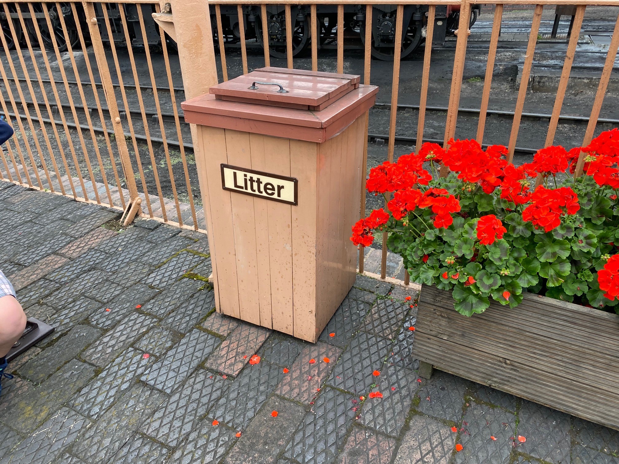 STL file Model Railway - Wooden Litter Bin 🛤️・3D print model to ...
