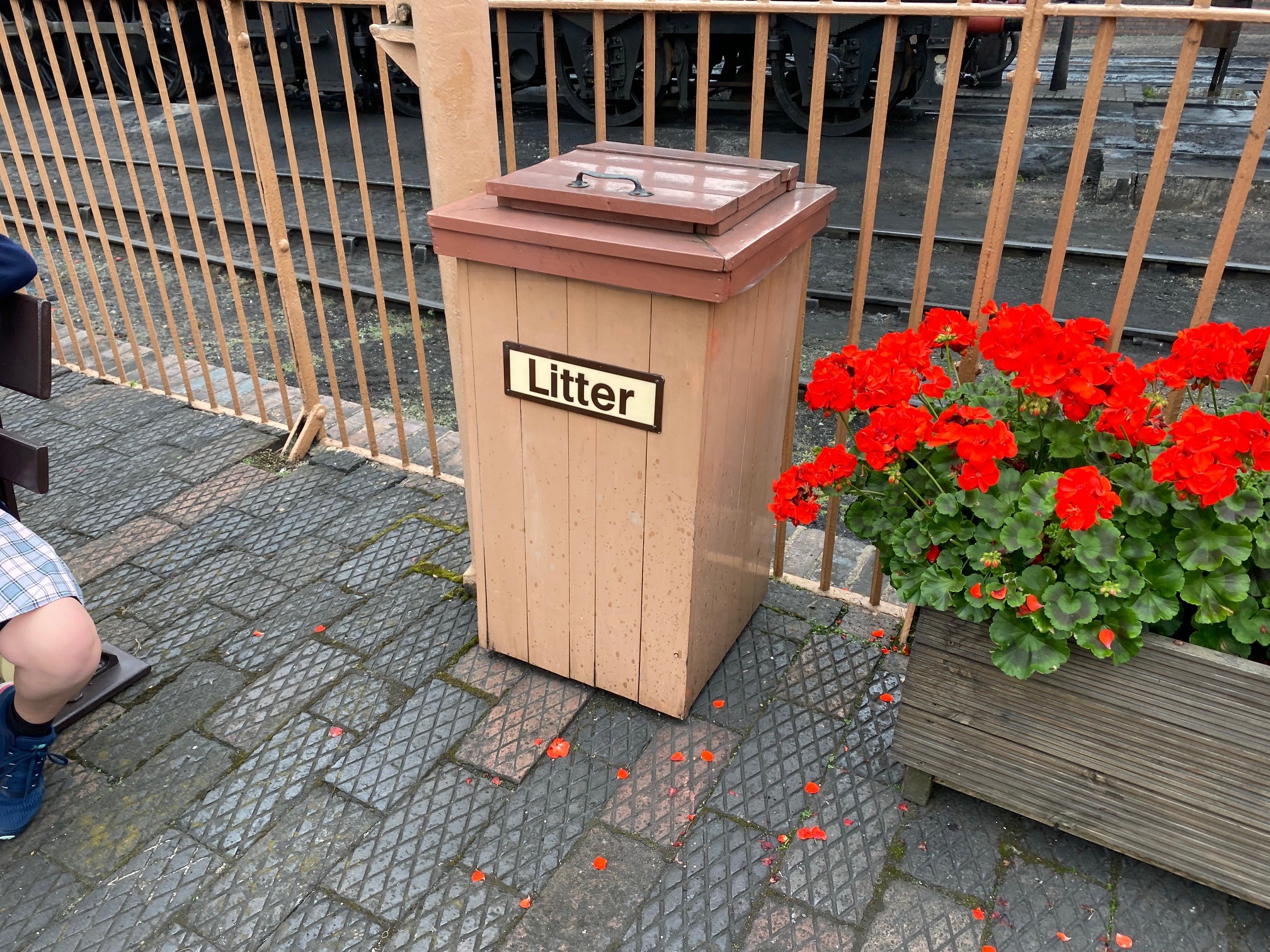 STL file Model Railway - Wooden Litter Bin 🛤️・3D print model to ...