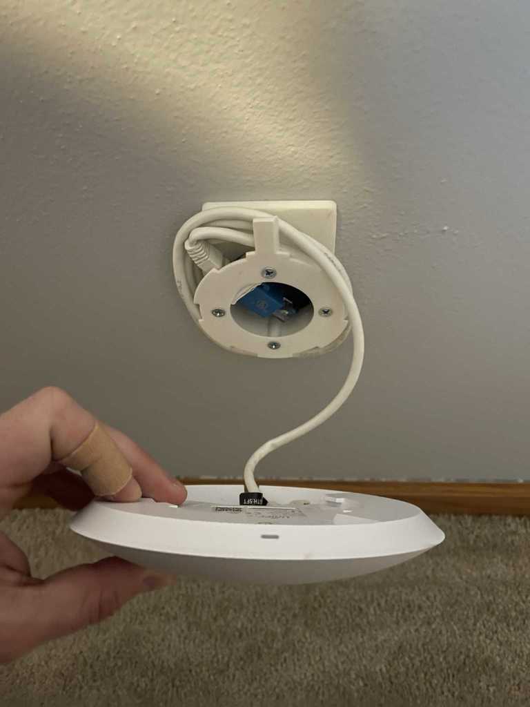 Free 3D file Ubiquiti Unifi Access Point AC Lite Wallplate with ...