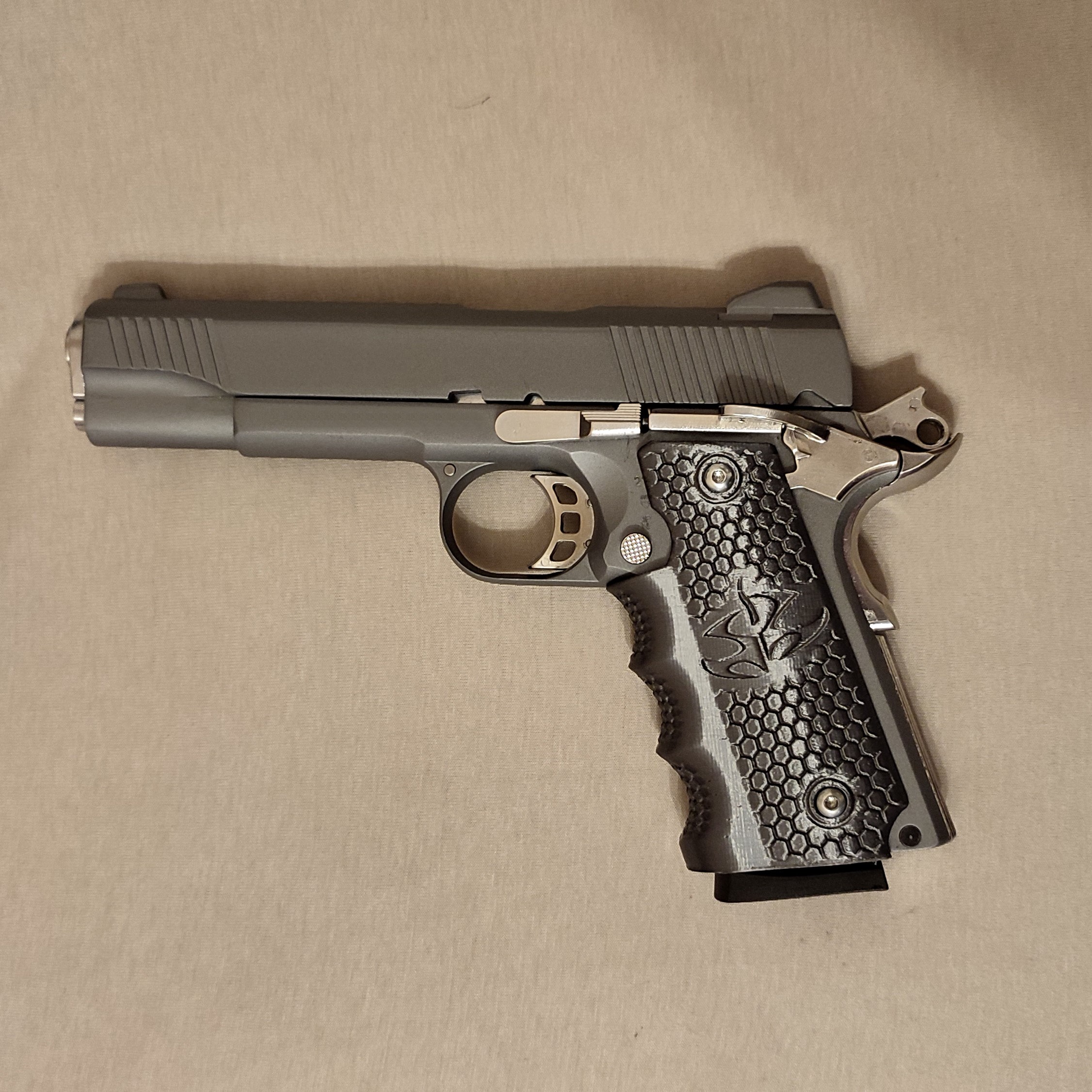 3D file COLT 1911 ERGONOMIC GRIP PANEL HITMAN・3D printer design to ...