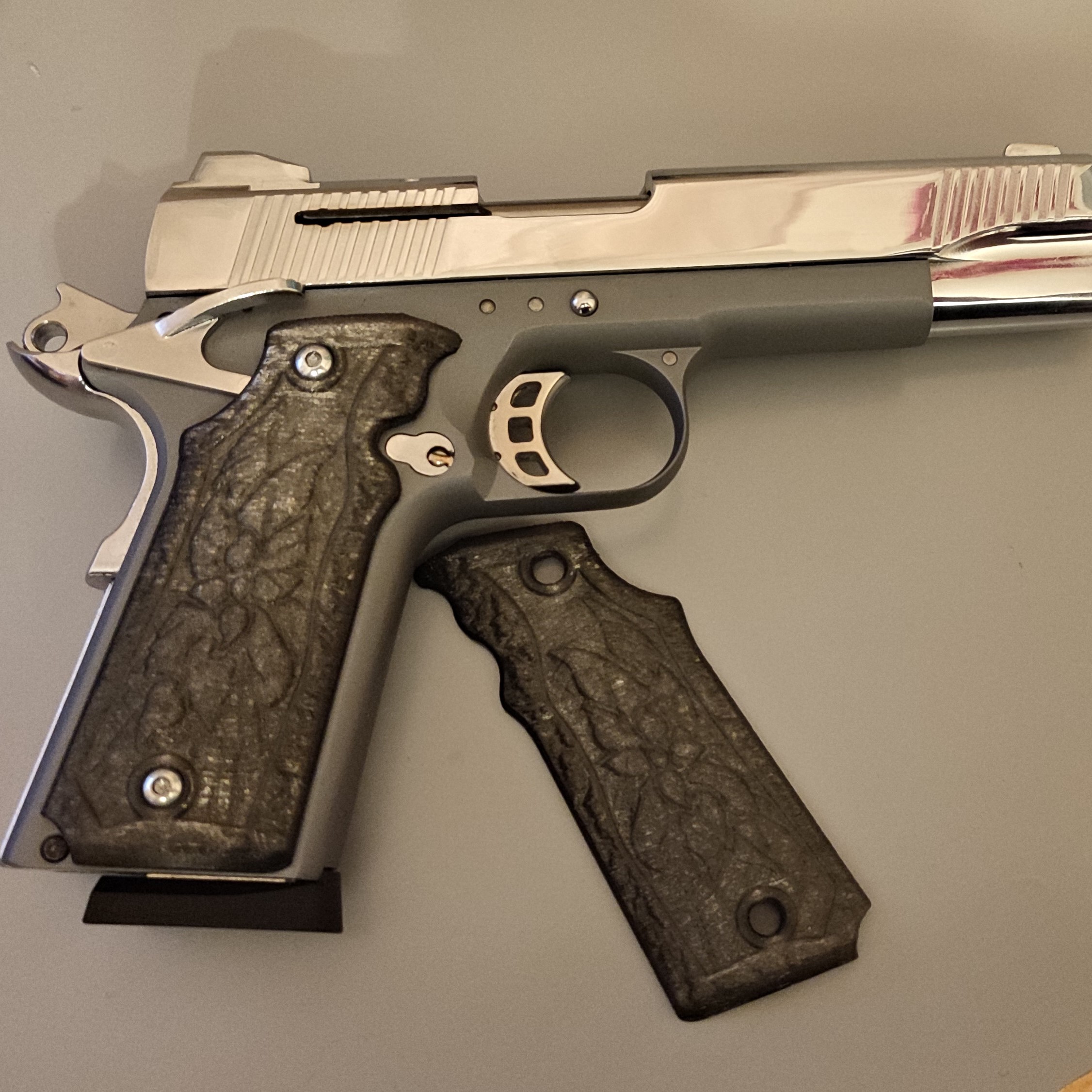 3D file Colt 1911 extraordinary shape of grips / woodcut/flower・3D ...