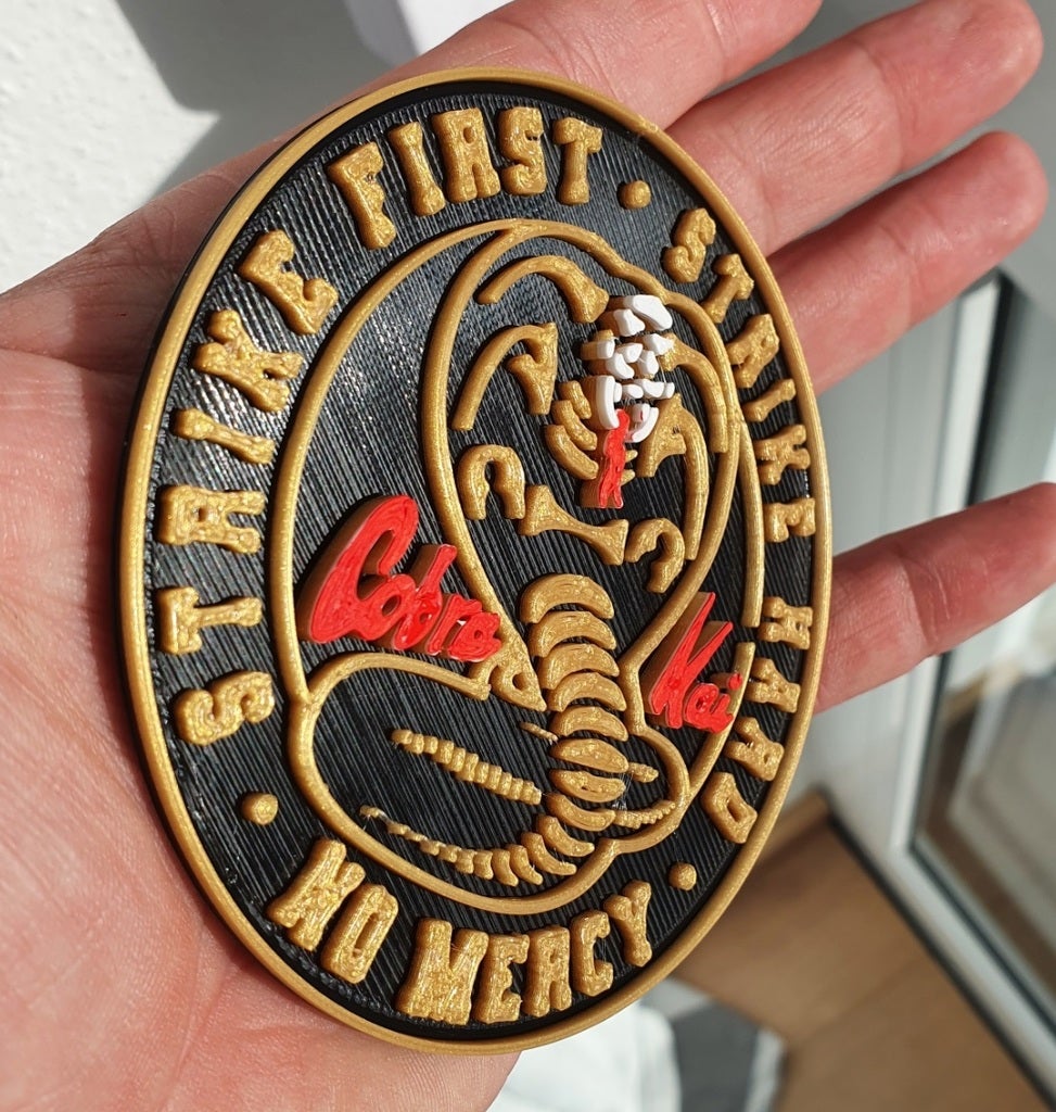 Archivo STL gratis Emblema del logotipo de Cobra Kai・Plan imprimible en 3D para descargar・Cults