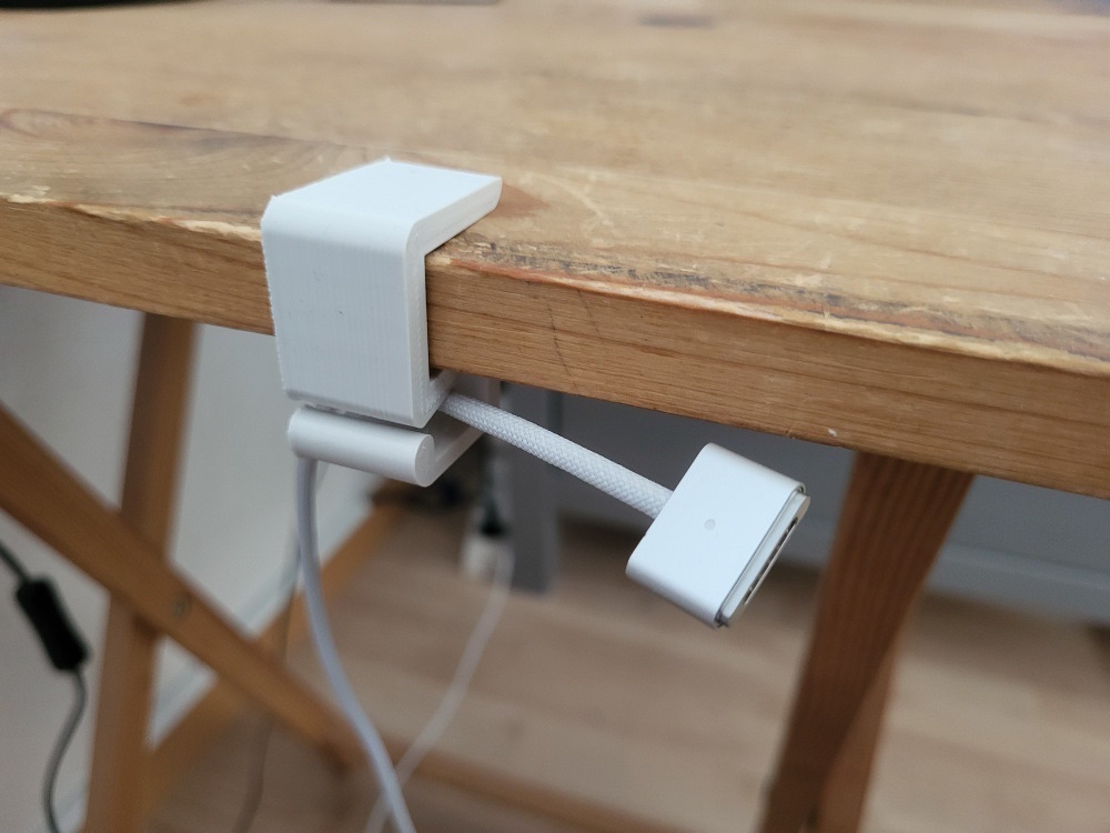 Free 3D file Clip holder for USB cable・3D print design to download・Cults