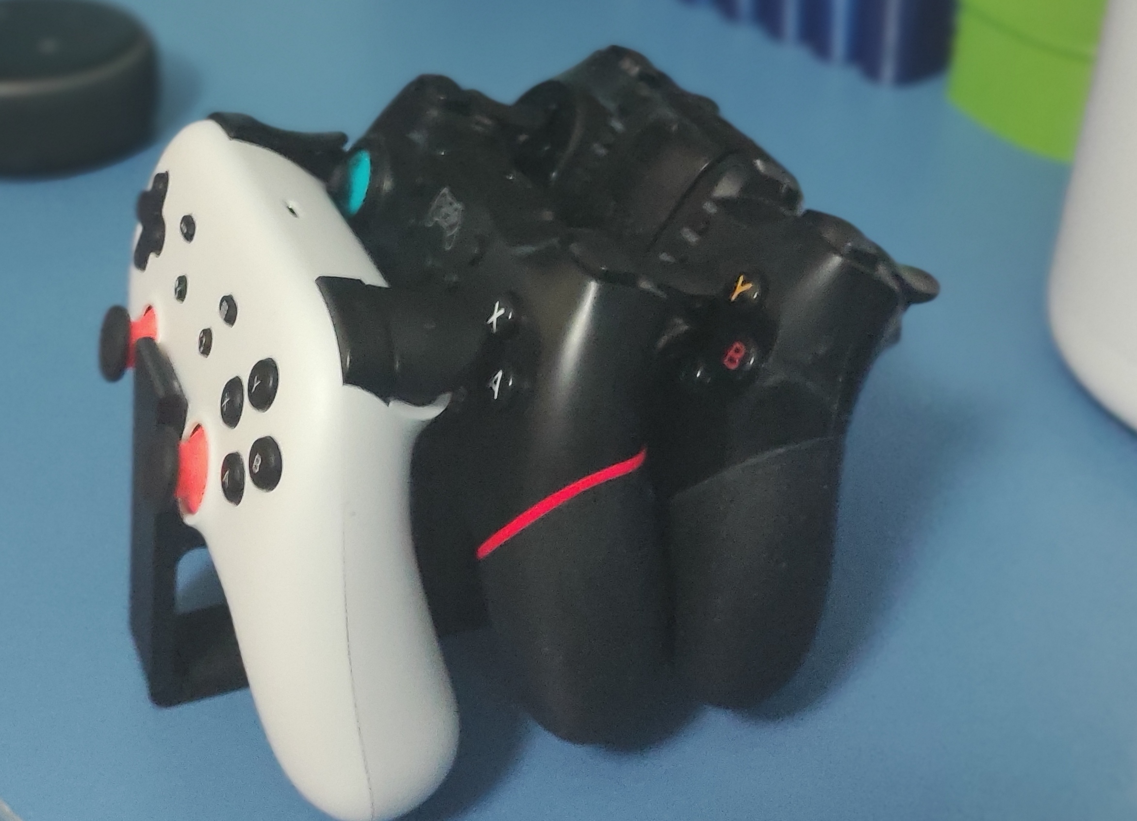 STL file 3 controller stand 🎲・3D printable model to download・Cults