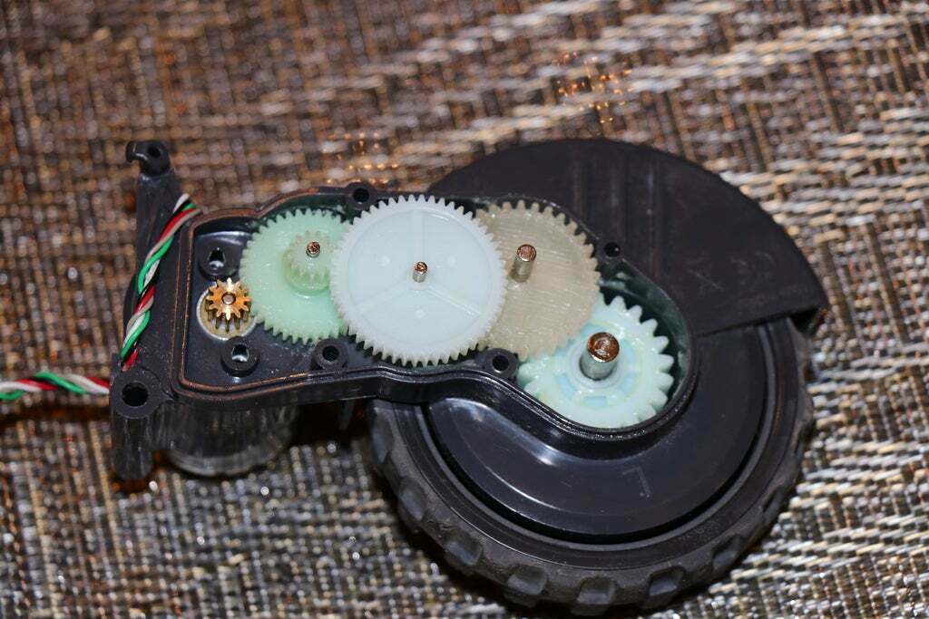 Бесплатный STL файл iRobot Roomba 650-series gearbox wheel.・3D-печатная ...