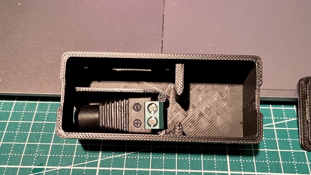 STL-Datei ESP8266 D1 Mini Snap Fit Gehäuse mit Power Jack und Platz für ...