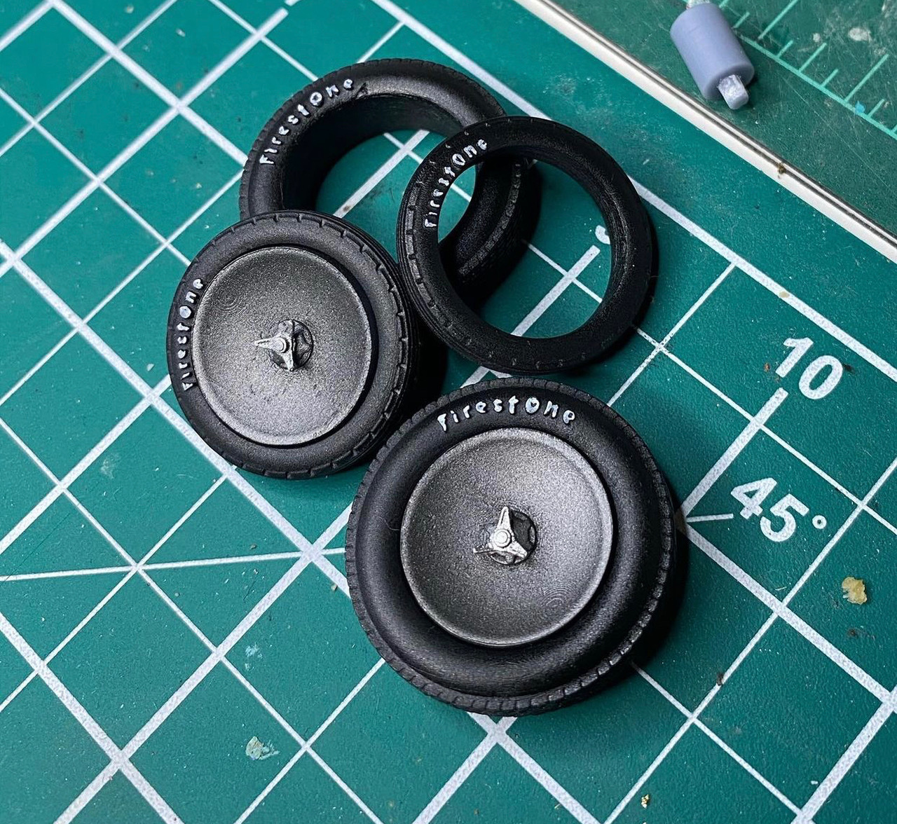 STL file Hot Rod Dirt Racing Wheels & Tires w Spinner 🥵・3D printable ...