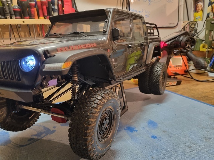 Free STL file Axial SCX 10 III Gladiator / crawler Stand 🚁・3D printer ...