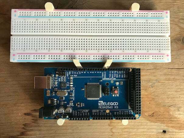 Archivo STL gratis Soporte para Arduino Mega y Breadboard・Modelo para descargar y imprimir en 3D ...