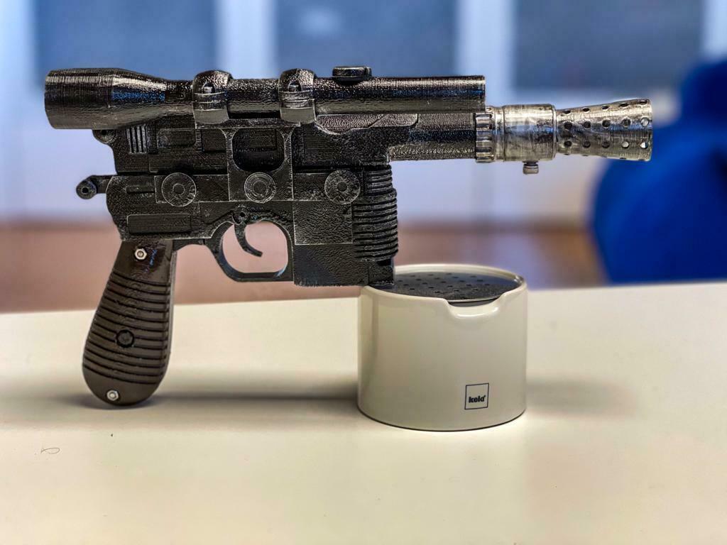 Free STL file Blaster DL-44 Han Solo with Mechanics and space for ...