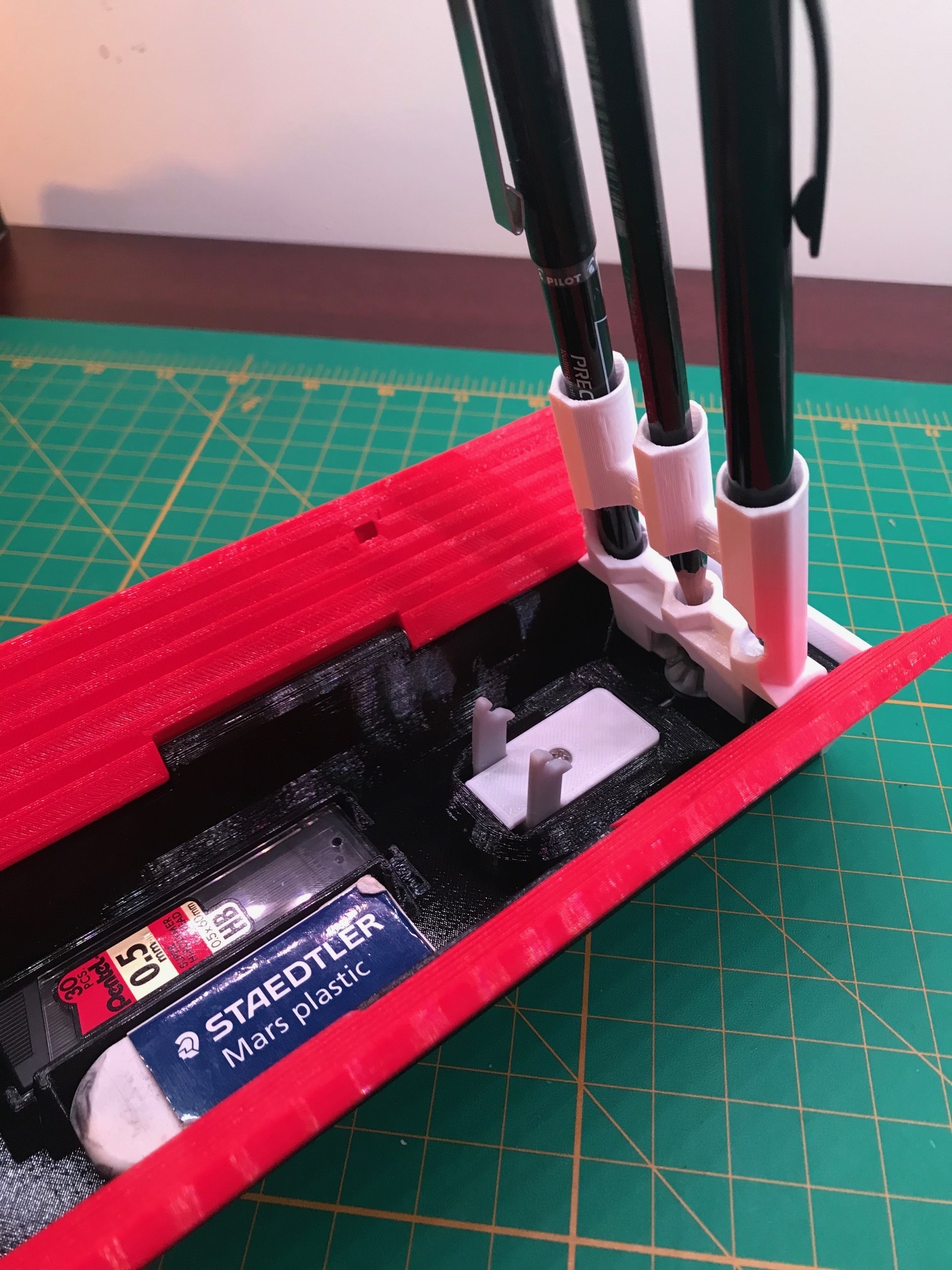 Free STL file Spring-Loaded Pencil Case/Stand ️・3D printer design to ...