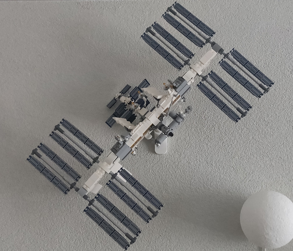 Free STL file Wall mount for LEGO® International Space Station ・3D ...
