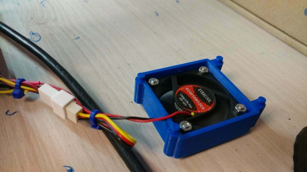 Archivo STL gratuito Fuente de alimentación Anet A8 Caja con ventilador de 40mm Nuevo estilo de ...