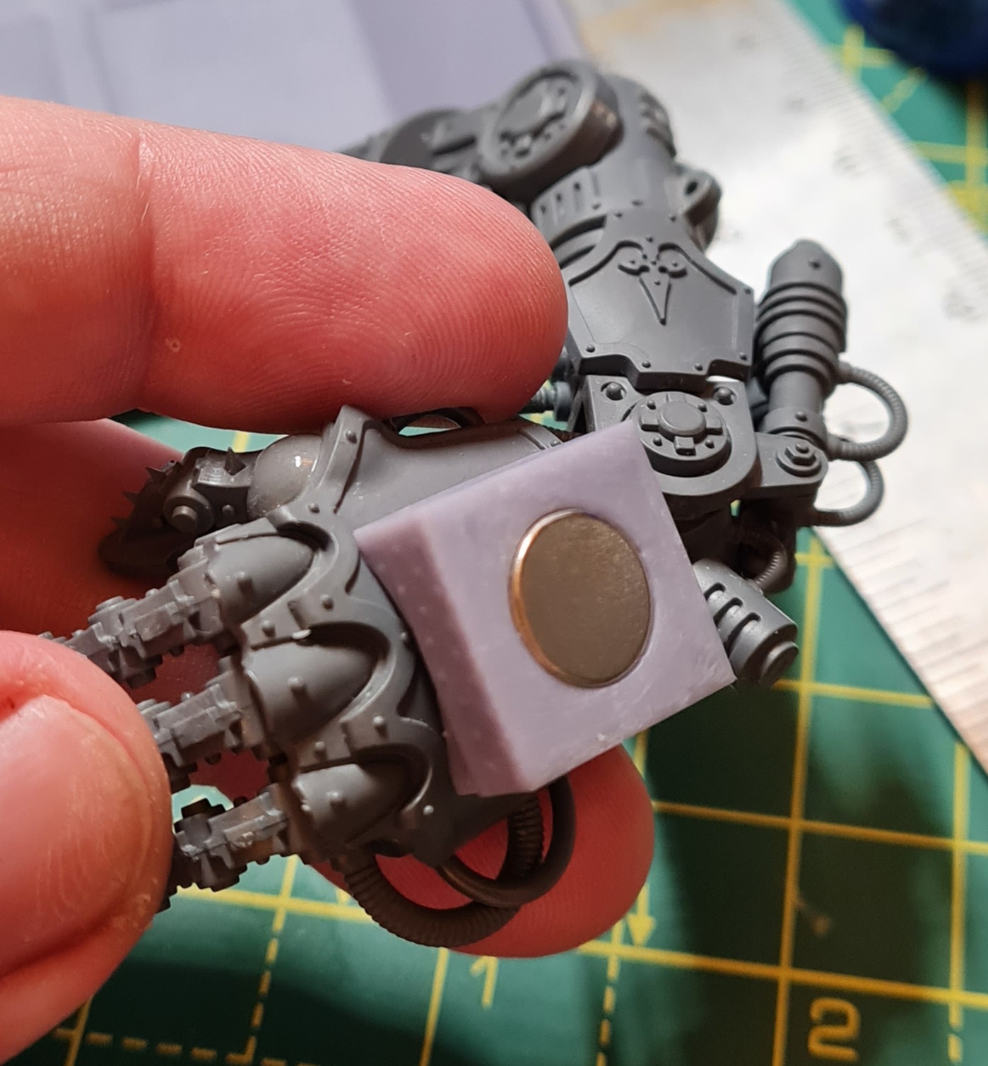 Free STL file Imperial Knight's Shield Iron Skull・Template to download ...