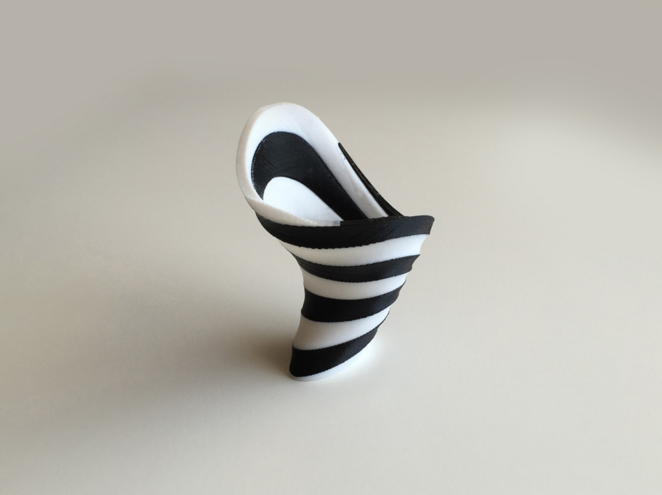 STL file Zebra Vase (Dual Extrusion / 2 Color)・3D print object to ...