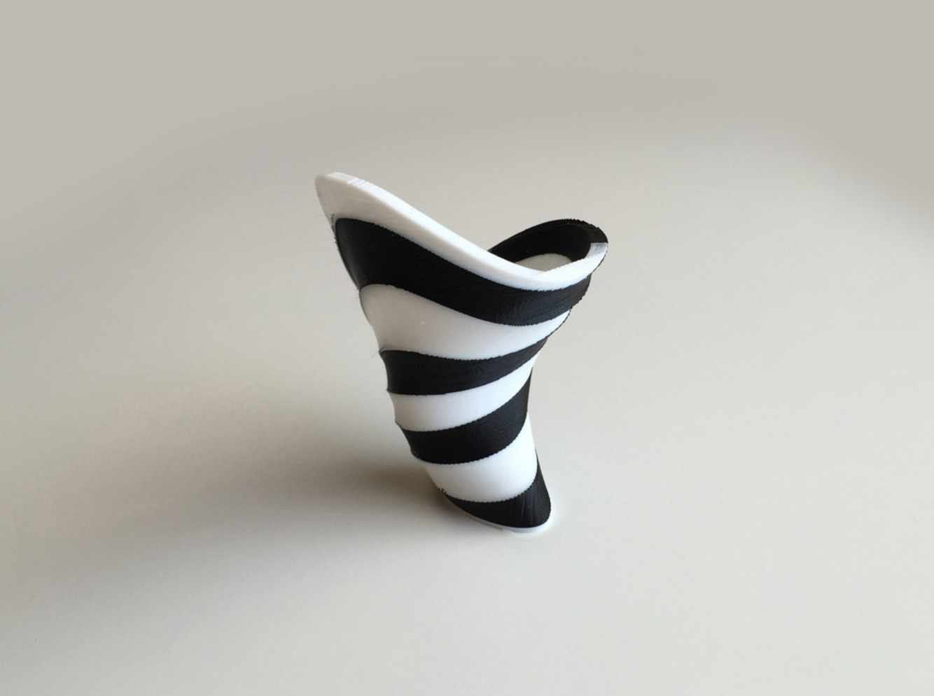 STL file Zebra Vase (Dual Extrusion / 2 Color)・3D print object to ...