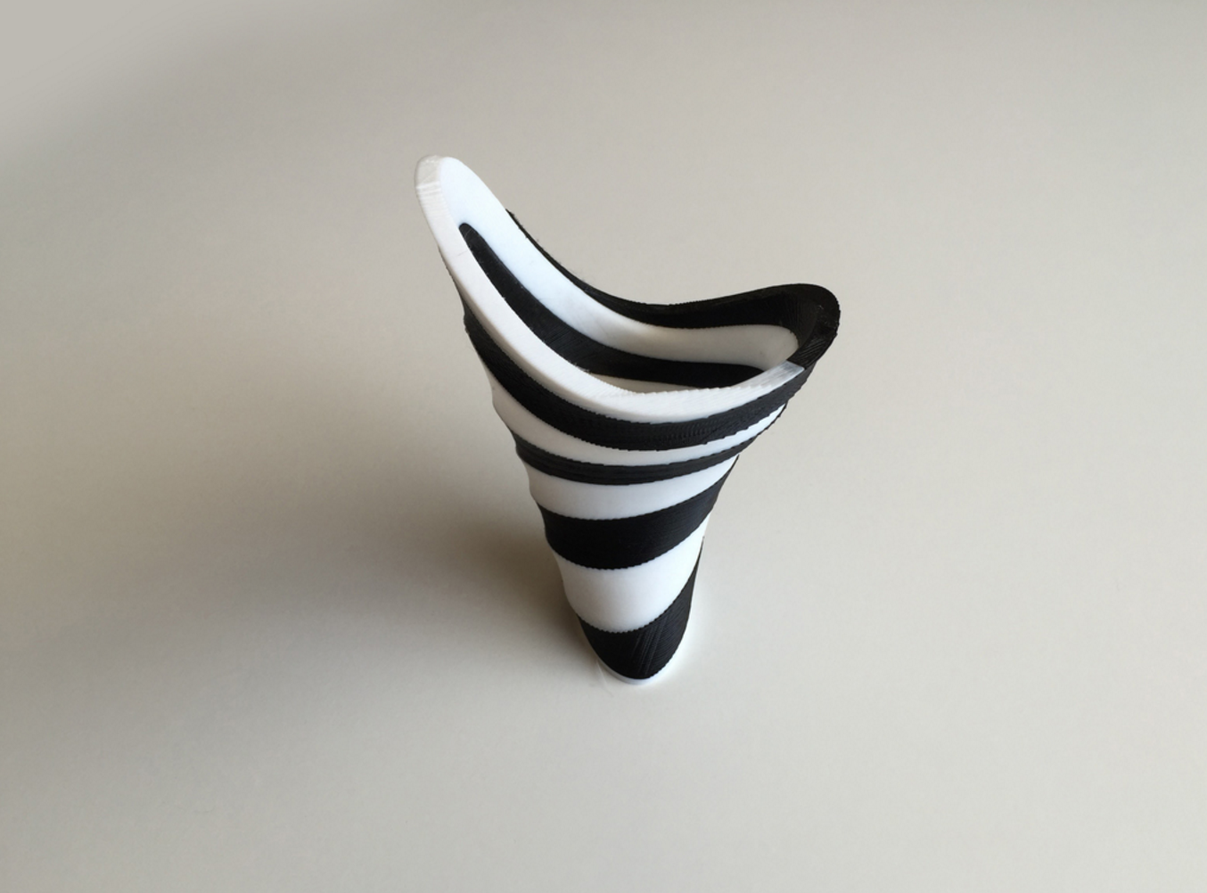 STL file Zebra Vase (Dual Extrusion / 2 Color)・3D print object to ...
