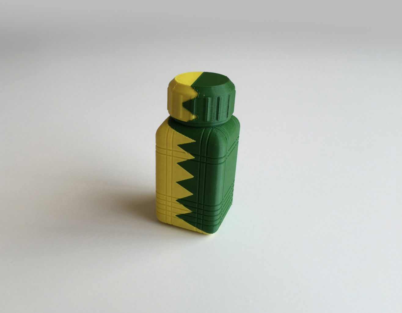 STL file ZigZag Bottle & Screw Cup (Dual Extrusion / 2 Color)・3D print ...