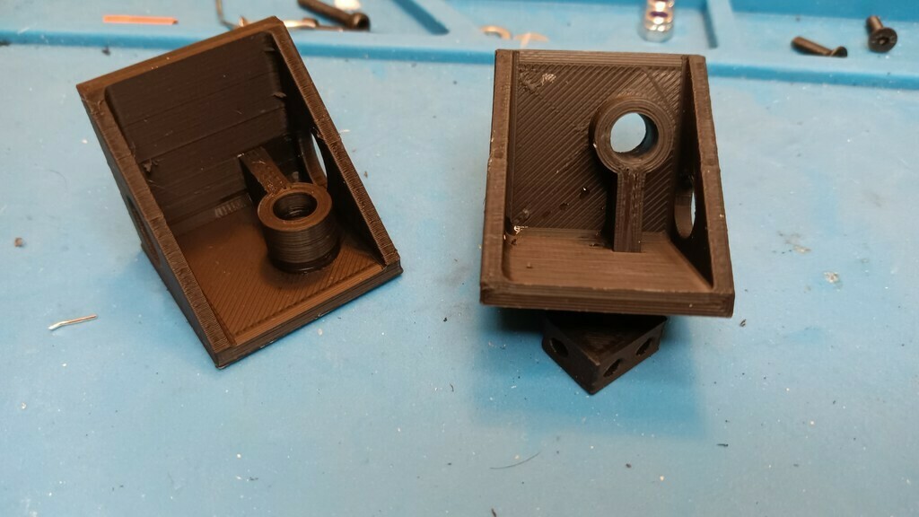 Free 3D file right angle 6mm body post holder for cab only crawlers etc ...