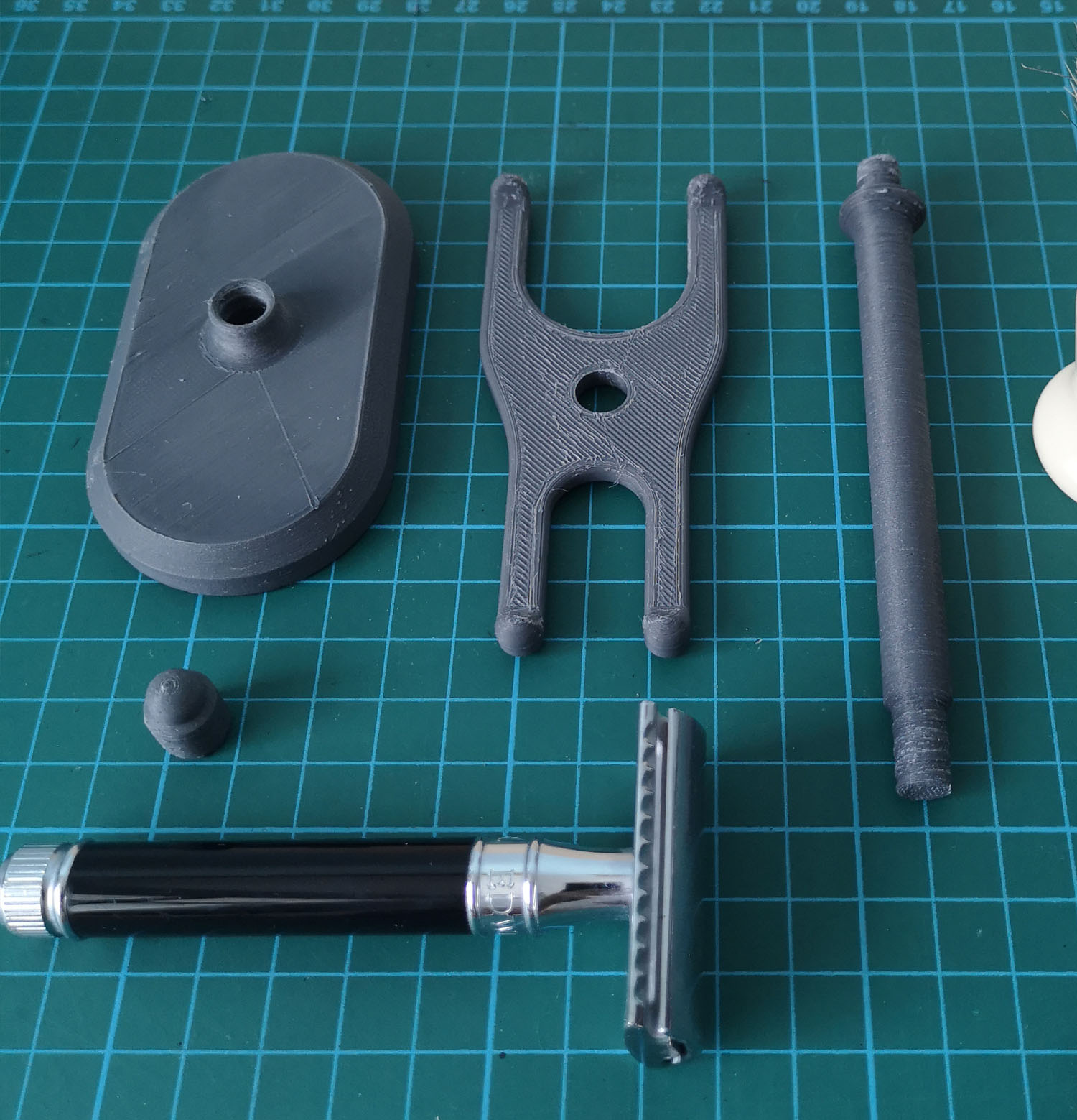 Free STL file Shaving Razor and Brush Stand 🪒・3D printer model to ...